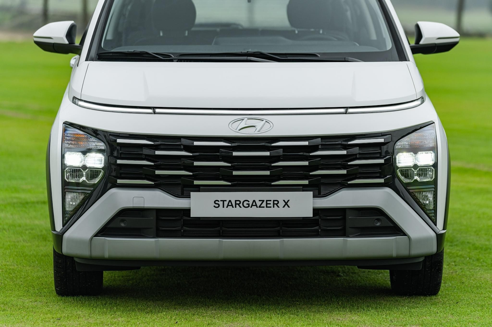 Nên chọn Hyundai Stargazer X hay Toyota Veloz Cross Top trên đường đua ...